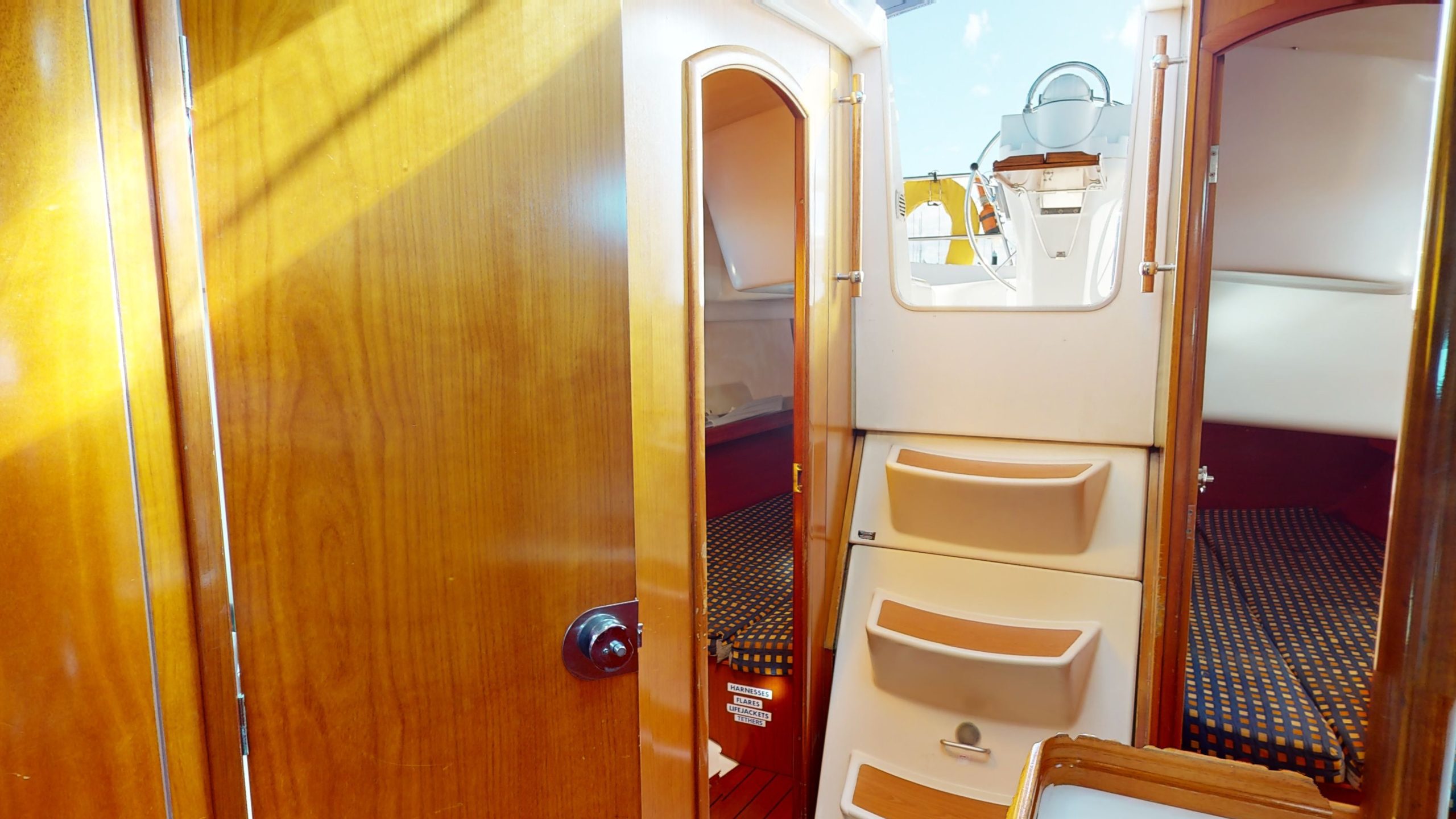 Beneteau Oceanis 331 - YachtShare